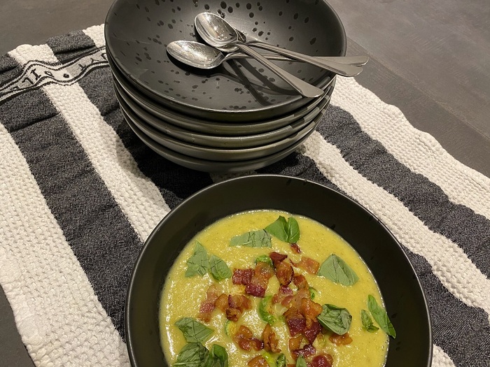 Opskrift på en dejlig porre-kartoffelsuppe med ingefær og appelsin, toppet med rosenkål og bacon