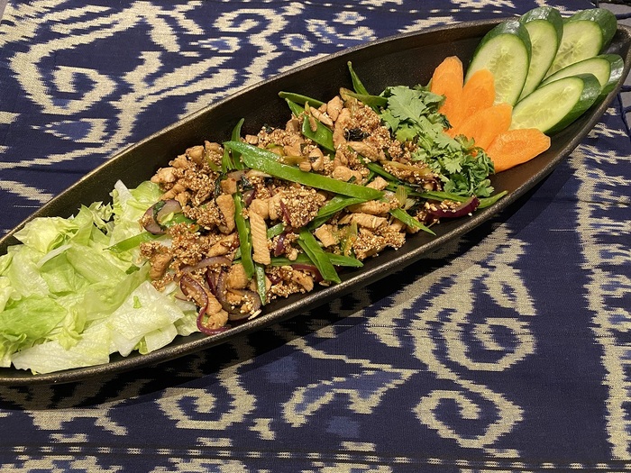 Opskrift på laab gai, en traditionel thailandsk kyllingesalat fra det ...