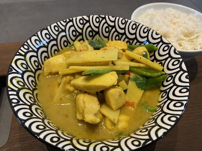 Opskrift på en lækker og spicy thai gul karry med kylling og bambusskud