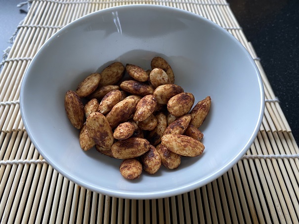 Snacks. Lækre soyaristede mandler, som er salte og knasende og herlige ...