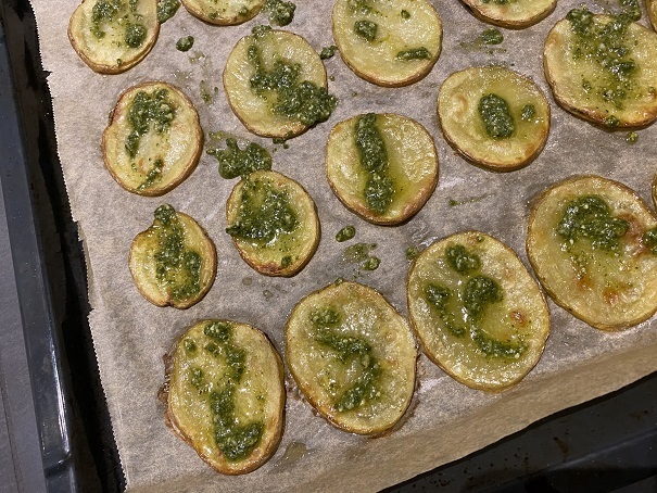 Lækre bagte kartoffelskiver med grøn pesto. Super tilbehør til fisk ...