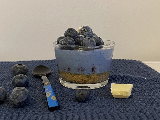 Dessert. Nem og virkelig lækker, blød og frisk blåbærmousse serveret i ...