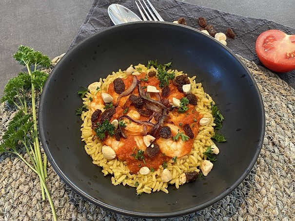 Ris med kylling og daqoos sauce er en lækker og velsmagende arabisk ret ...