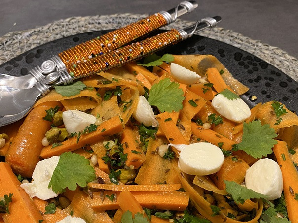 3 i én gulerodssalat, hvor de sunde gulerødder er tilberedt på tre forskellige måder: bagte ...