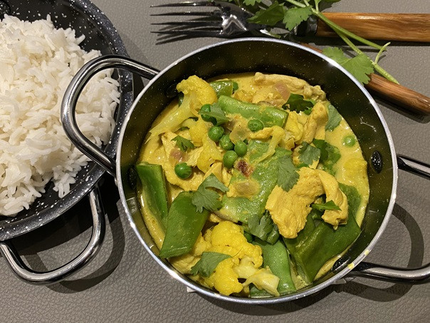 Lækker thai gul blomkålskarry med blomkål, bønner og kylling. Lav ...