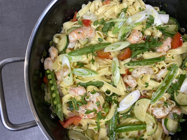 Pasta med hummerhaler og grøntsager er en super nem og lækker ...