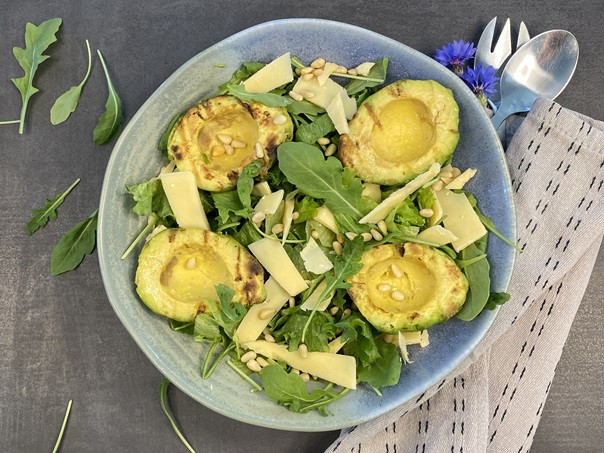 Grillet avocadosalat med sprød salat, Prima Donna ost og cremet ...