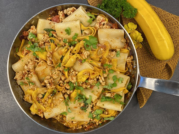 Pasta med gul zucchini (squash) er en lækker italiensk inspireret pastaret