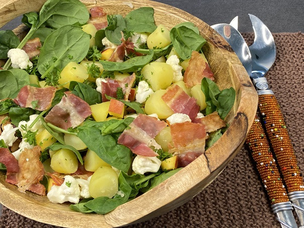 Frisk og lækker kartoffelsalat med blomkål, nektariner, forårsløg ...